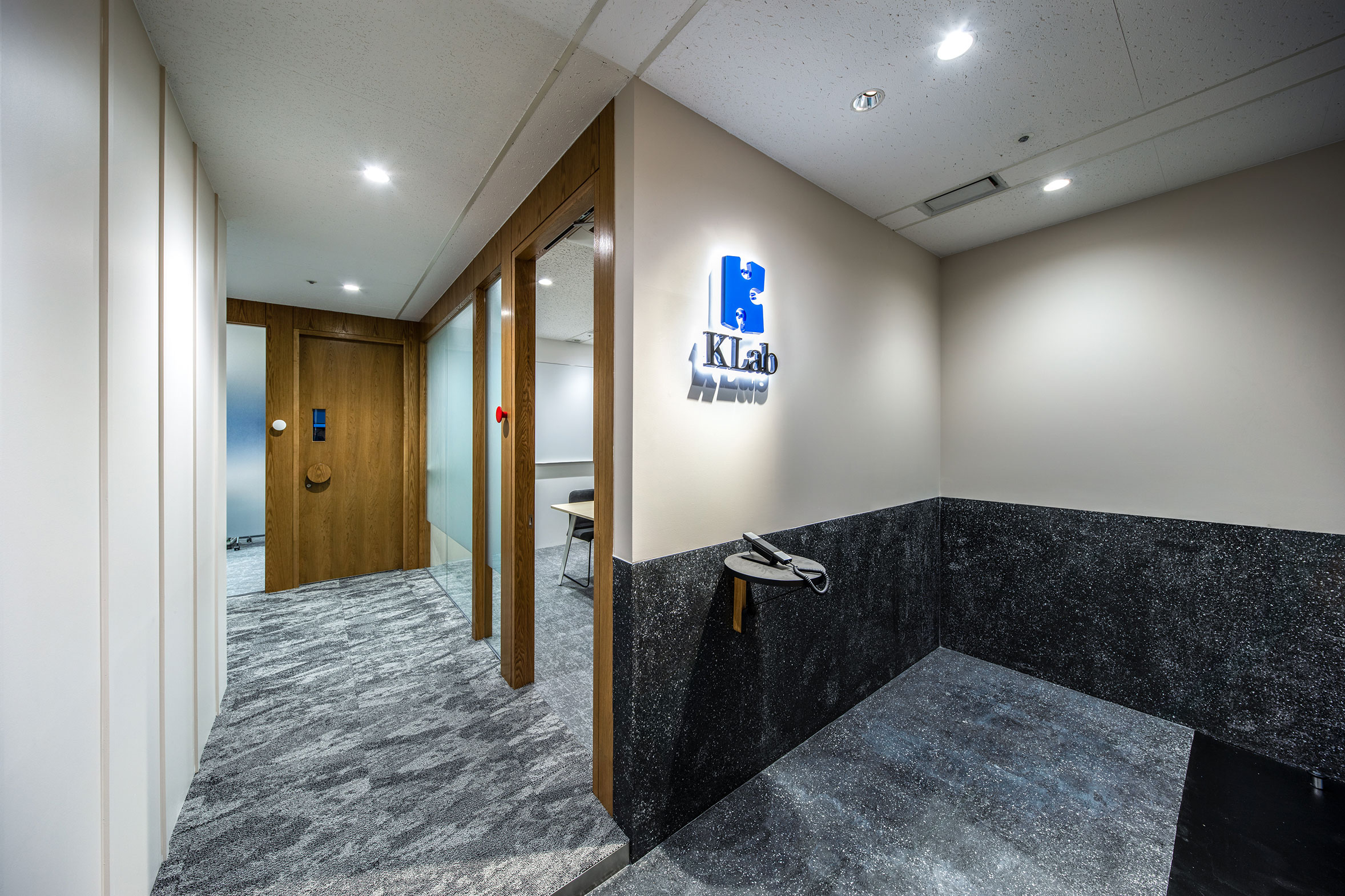 KLab Inc. | Works | オフィスデザインのwork kit by HITOBA DESIGN